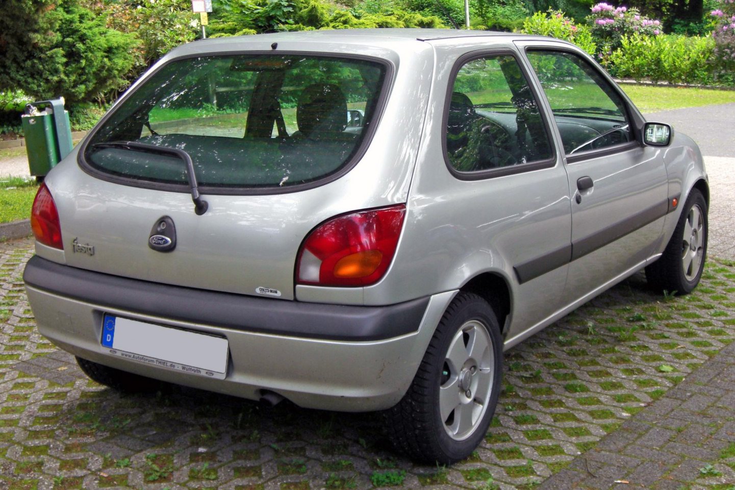 Ford Fiesta V (Mk5, 3 door) 1.3 i (50 Hp)